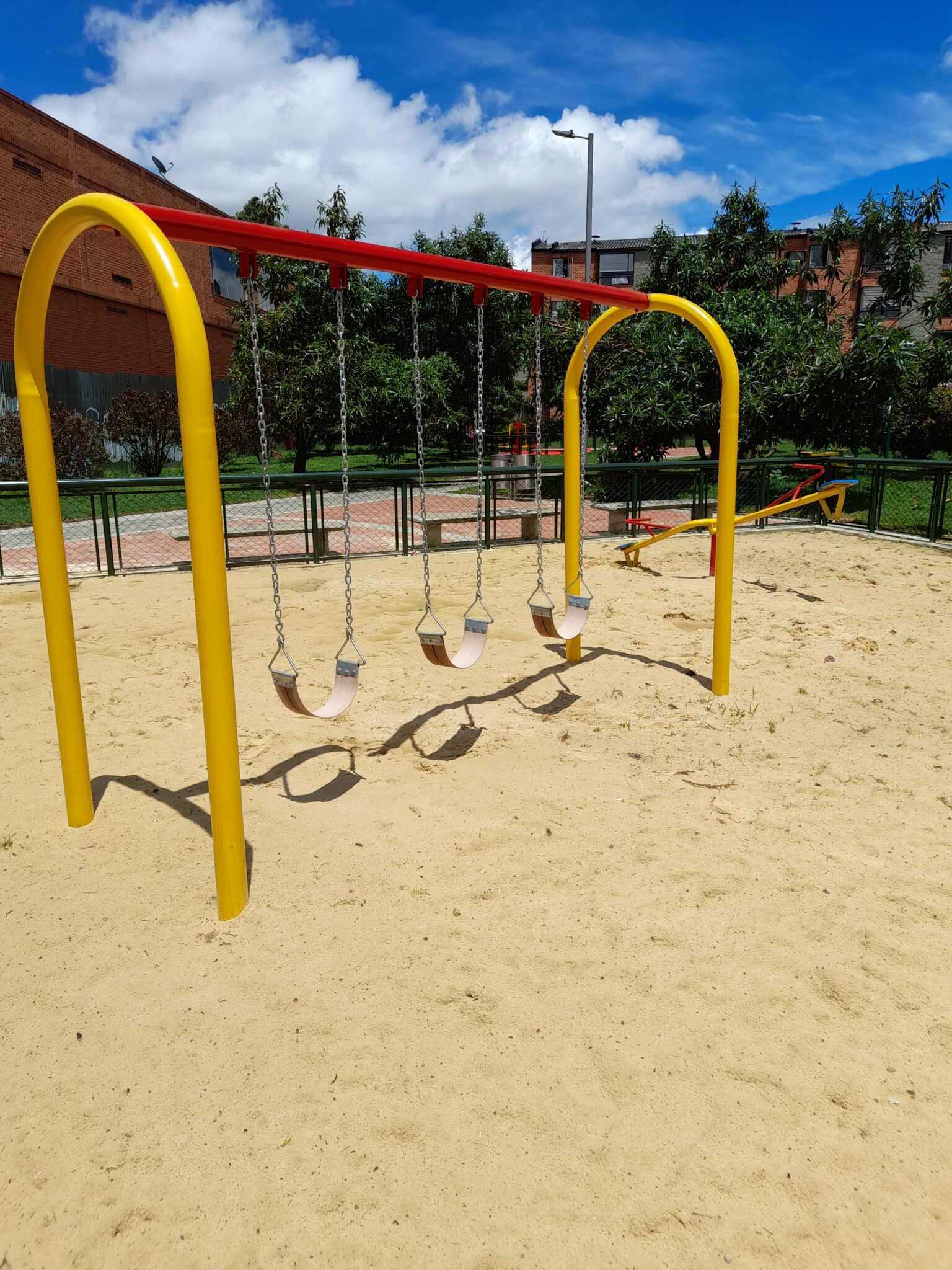 Rodaderos y columpios para niños - Parques biosaludables