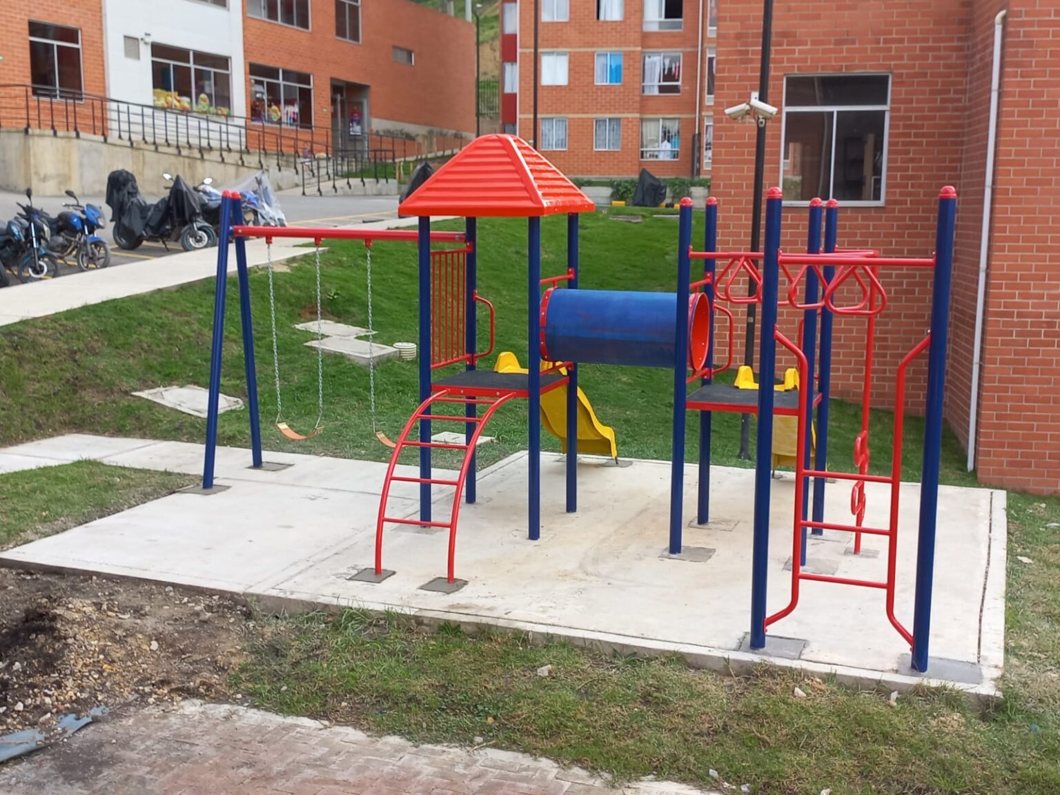 Rodaderos y columpios para niños - Parques biosaludables