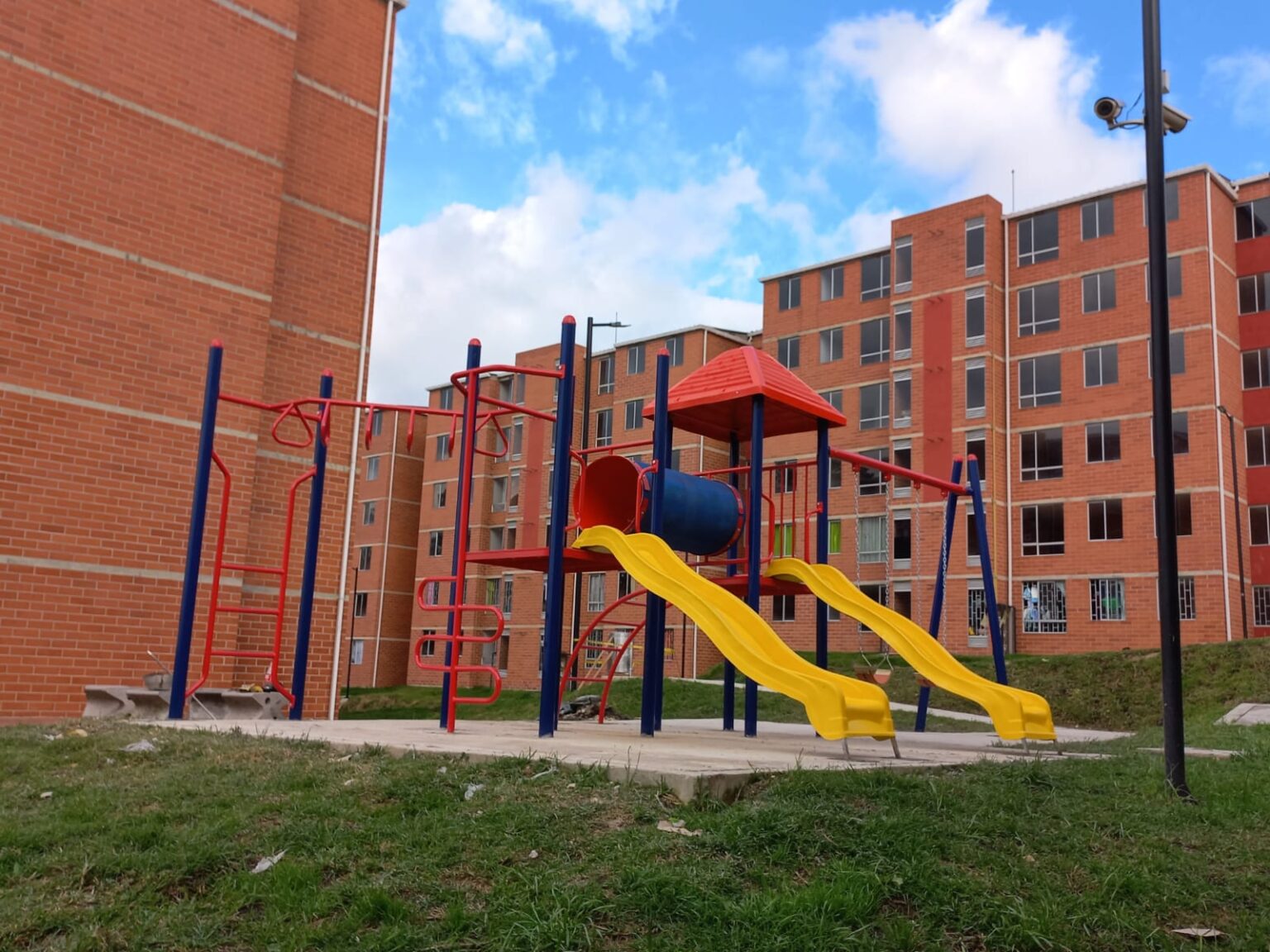 Rodaderos y columpios para niños - Parques biosaludables