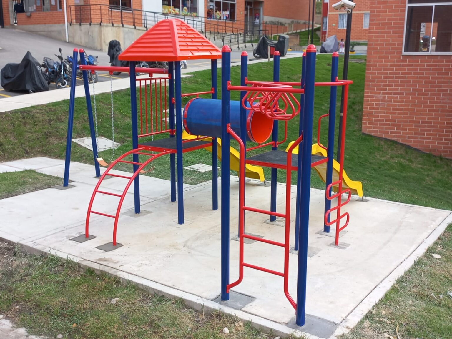 Rodaderos y columpios para niños - Parques biosaludables