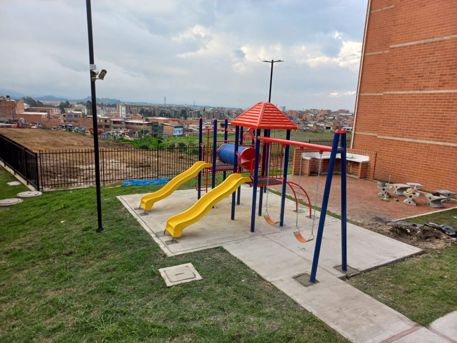Rodaderos y columpios para niños - Parques biosaludables