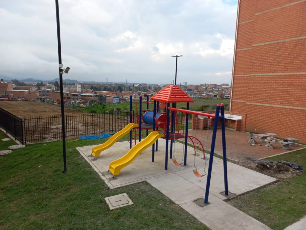 Rodaderos y columpios para niños - Parques biosaludables